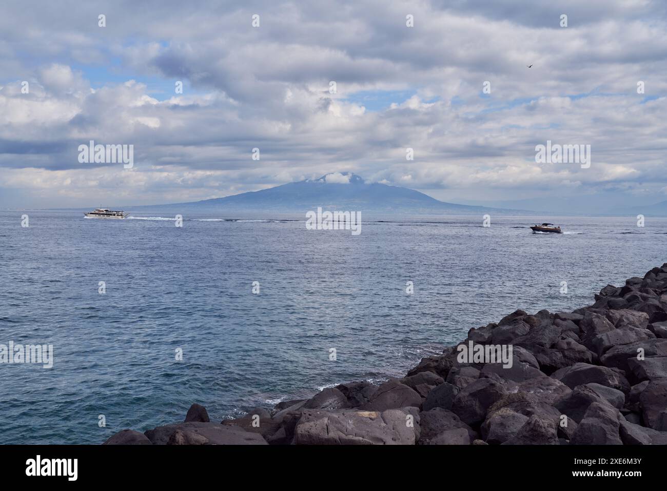 The seafront of Sorrento and Mount Vesuvius (monte Vesuvio) in the ...