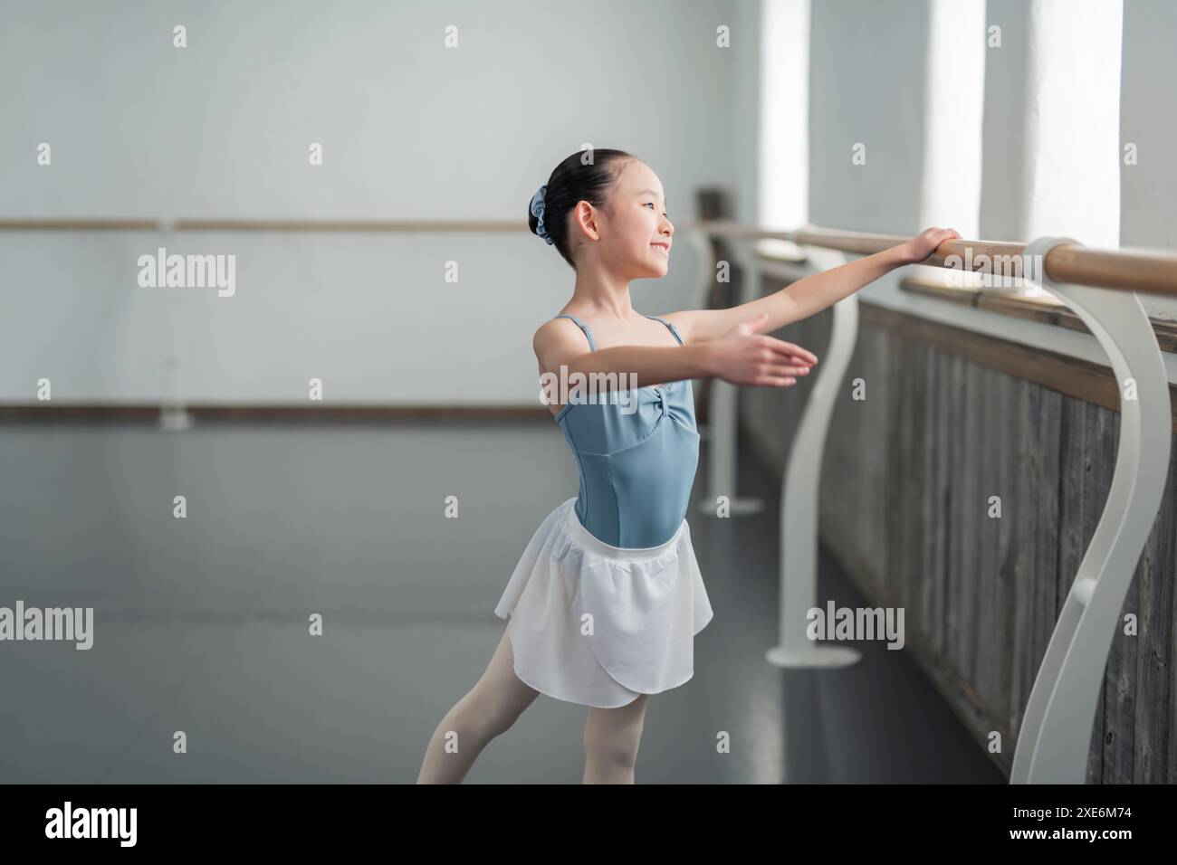 Ballet class - girls Stock Photo - Alamy