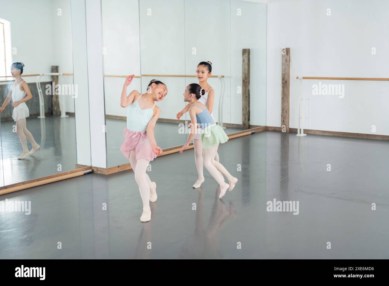 Ballet class - girls Stock Photo - Alamy