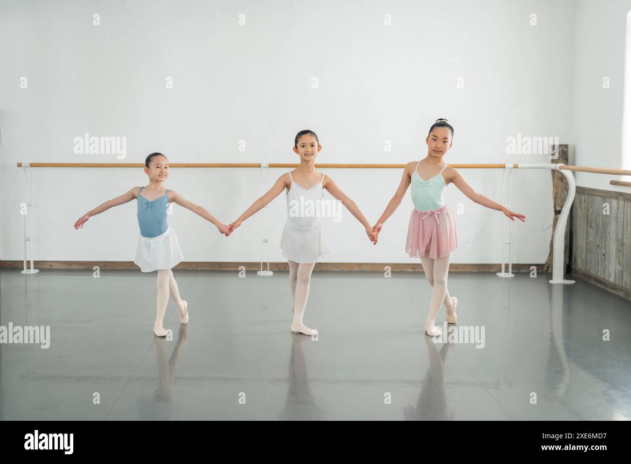 Ballet class - girls Stock Photo - Alamy
