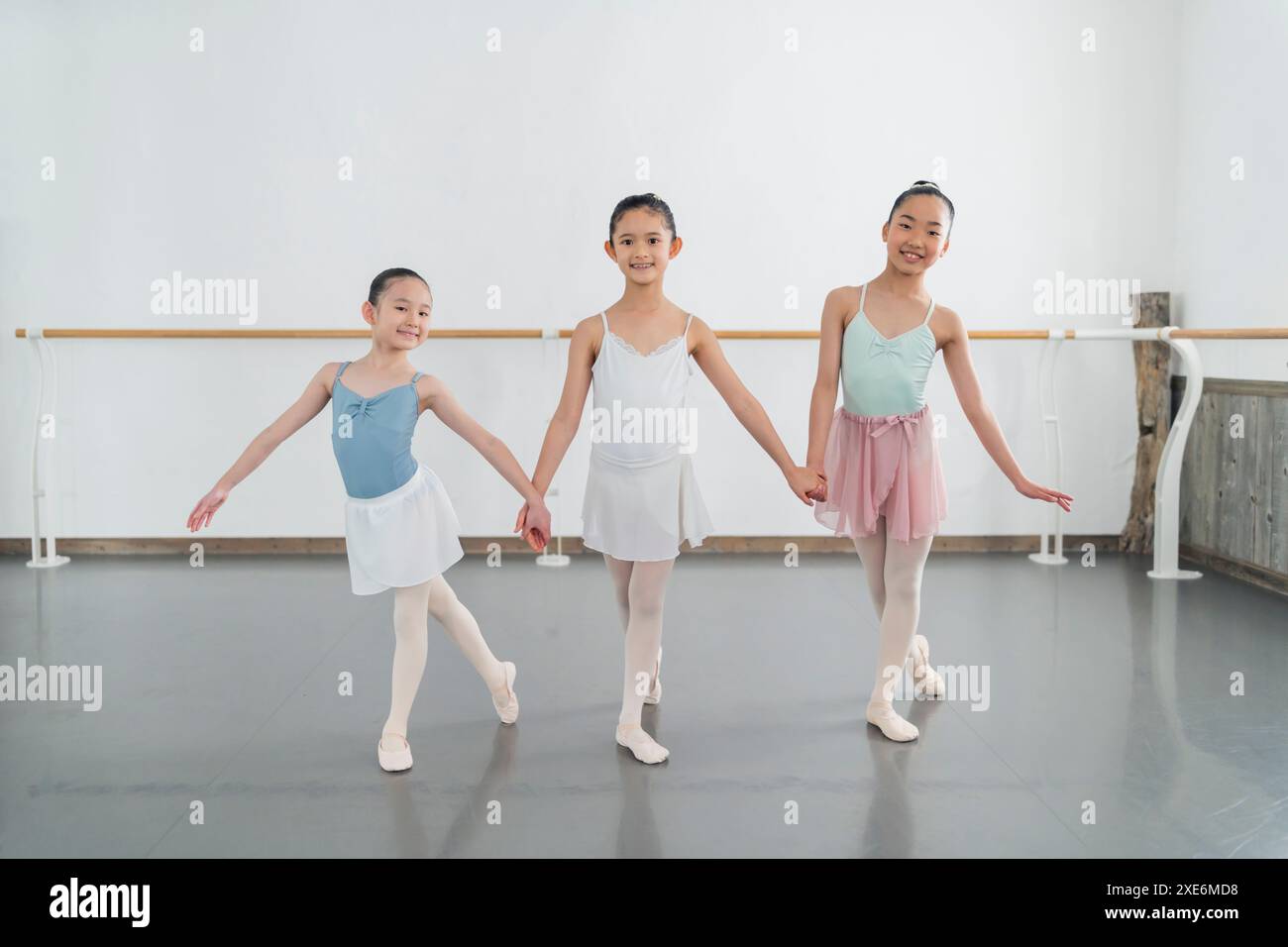 Ballet class - girls Stock Photo - Alamy