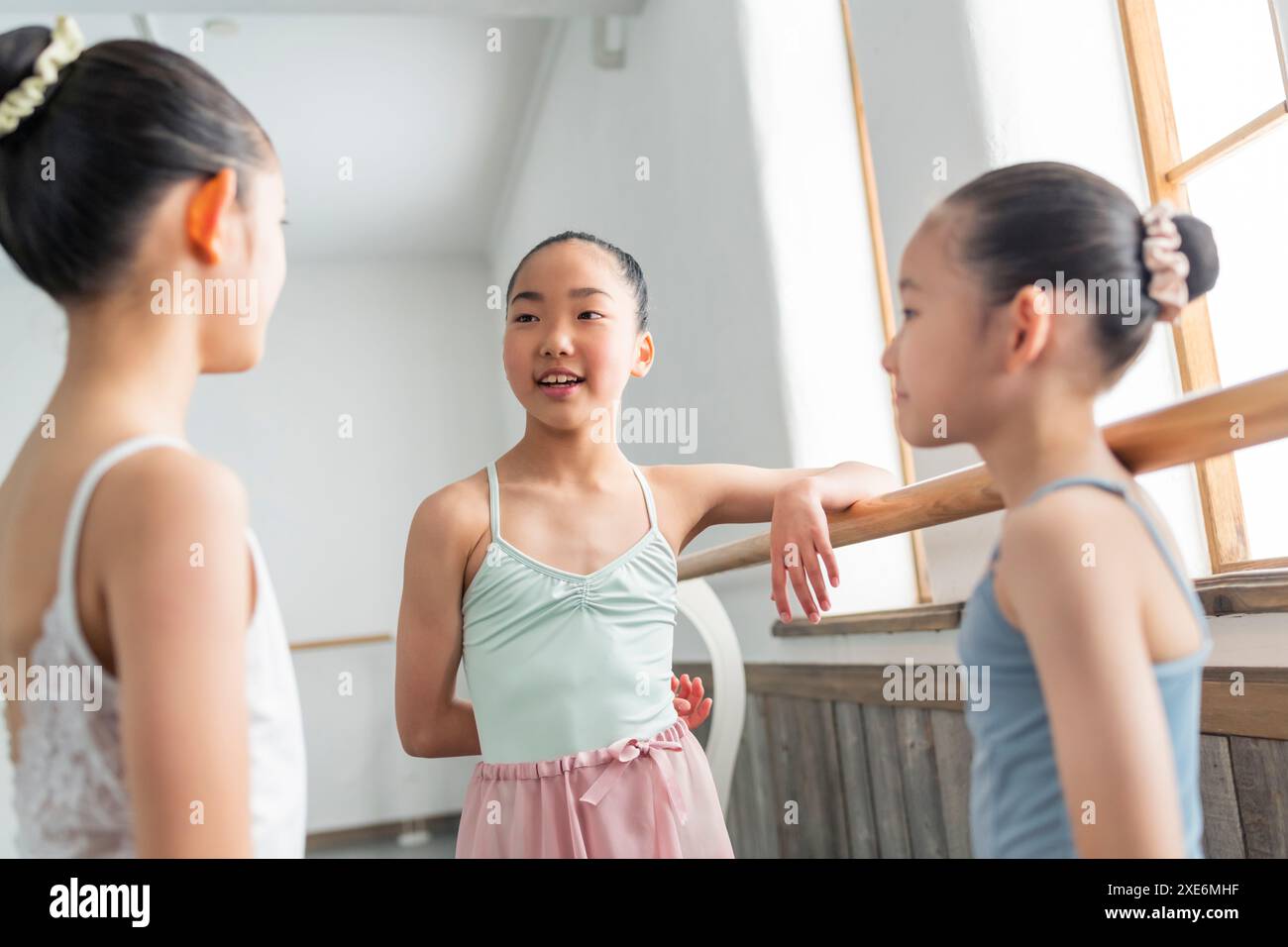 Ballet class - girls Stock Photo - Alamy