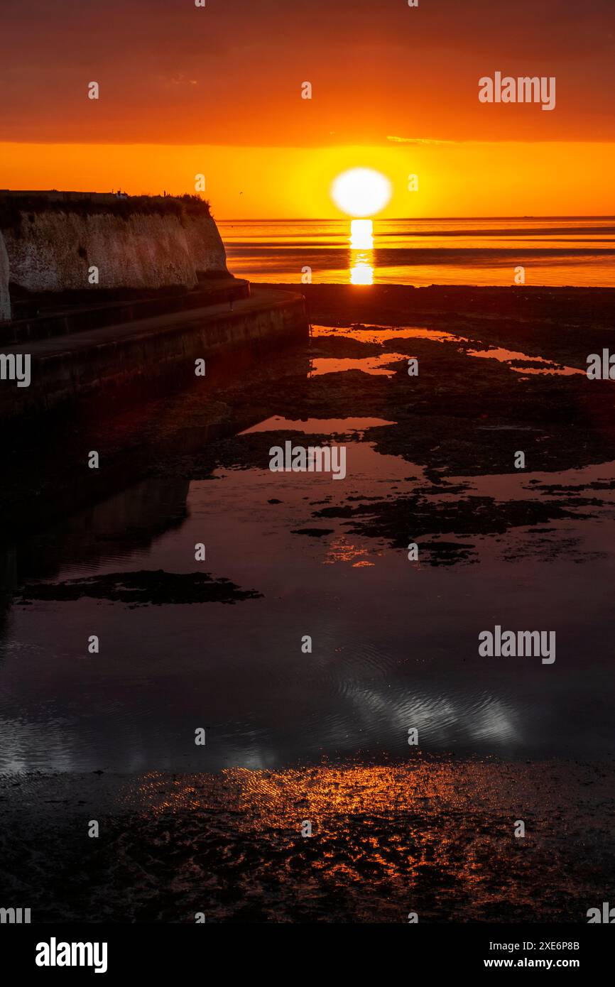 Midsummer sunset on North Ken coast Epple Bay Birchington Kent Stock ...