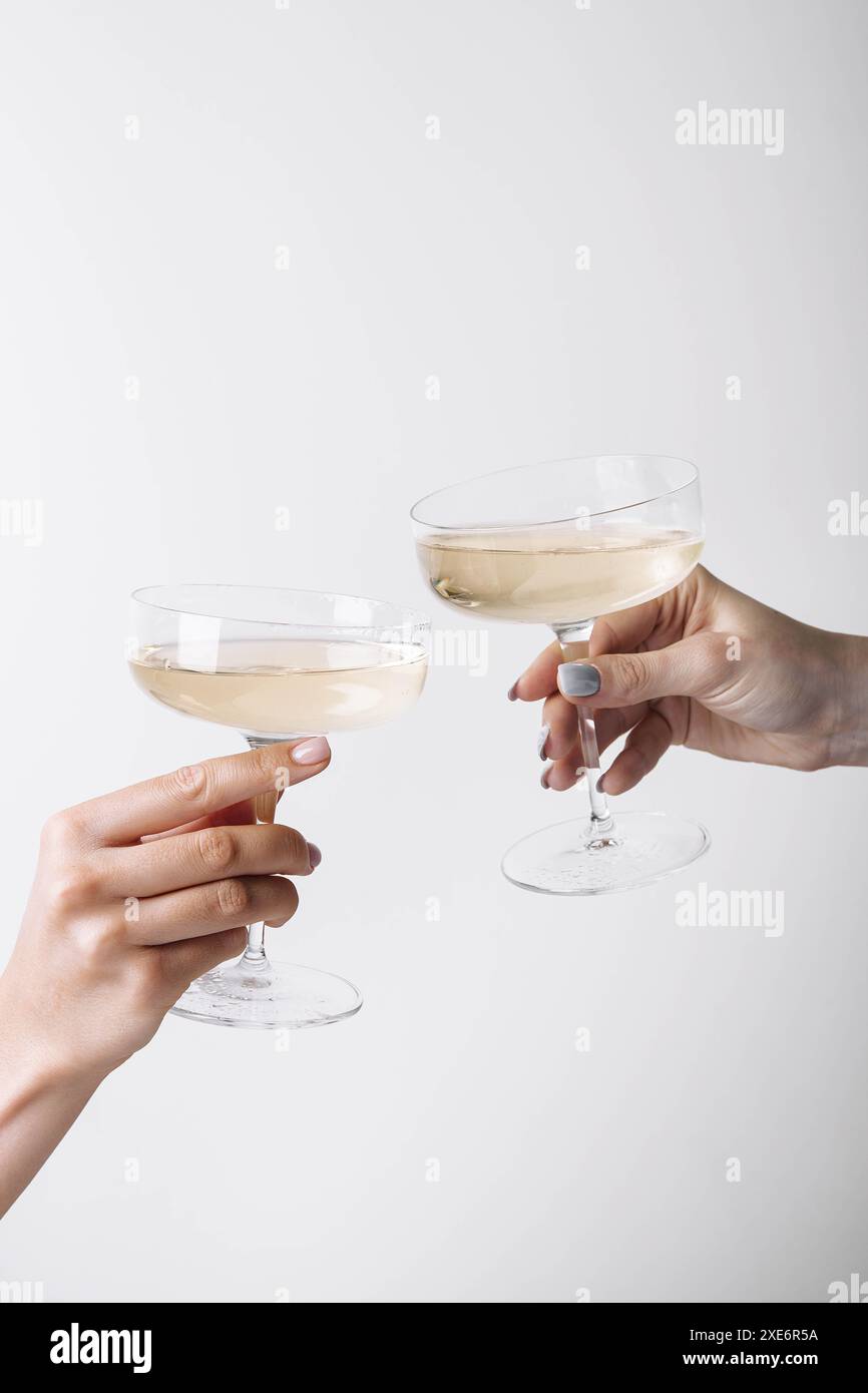 Hands couple wine glasses hi-res stock photography and images - Alamy