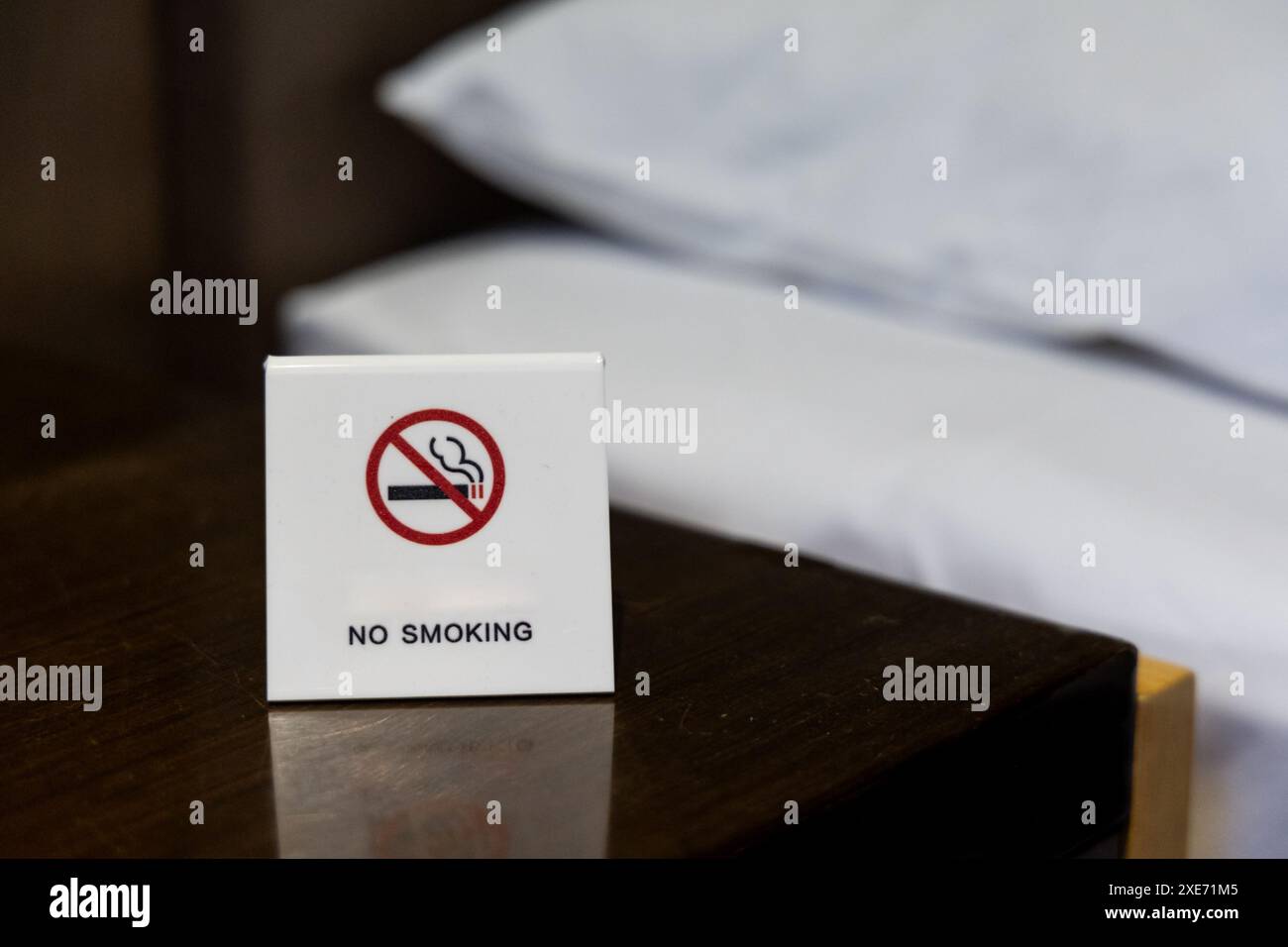 No Smoking signage in hotel bedroom next to bed Stock Photo - Alamy