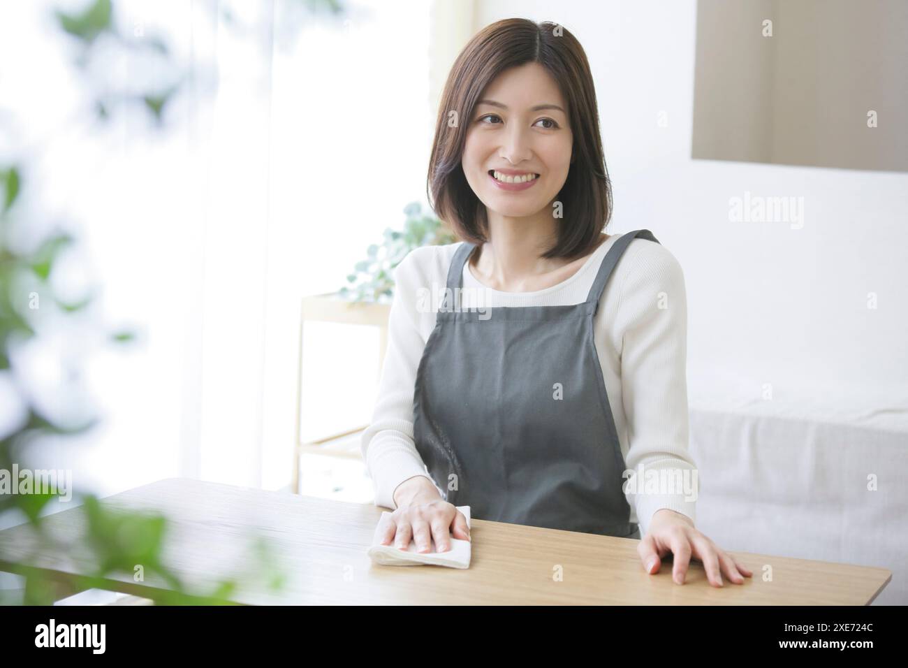 Wiping table hi-res stock photography and images - Alamy