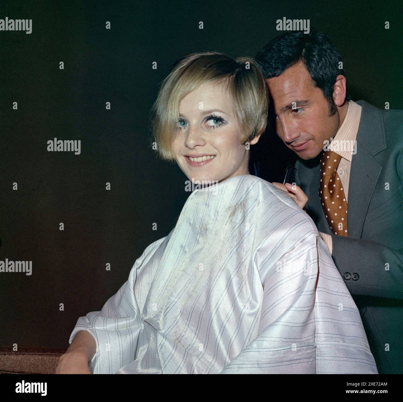 Leonard of London cutting model Twiggy's hair in Studio 15 of the ...