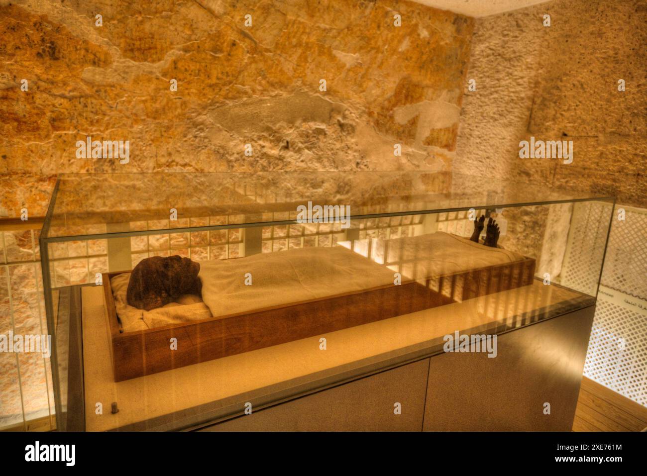 Mummy of Pharaoh Tutankhamun, Tomb of Tutankhamun King Tut, KV62 ...
