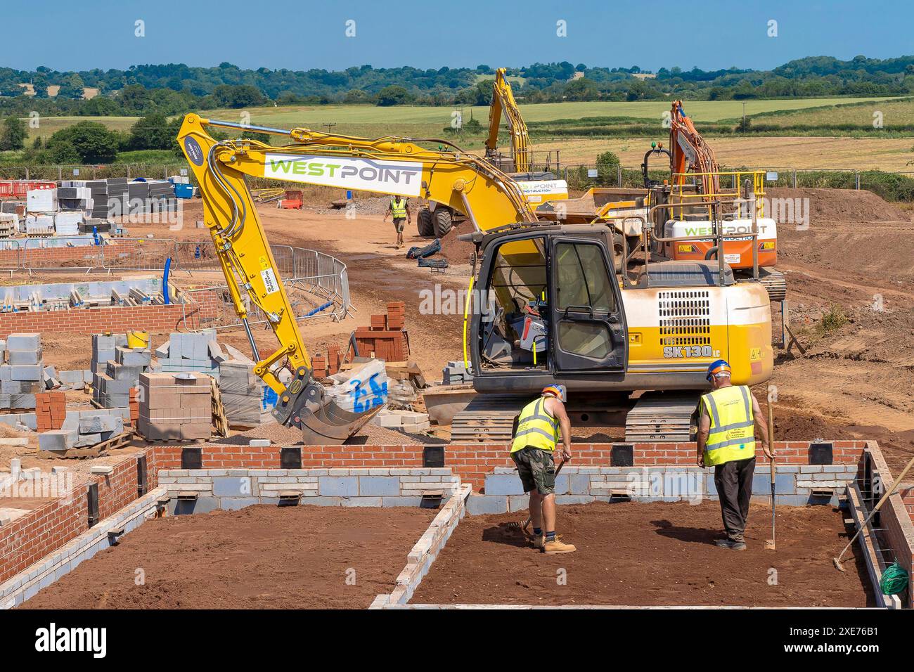 Kidderminster, UK. 26th June, 2024. UK weather: construction workers ...