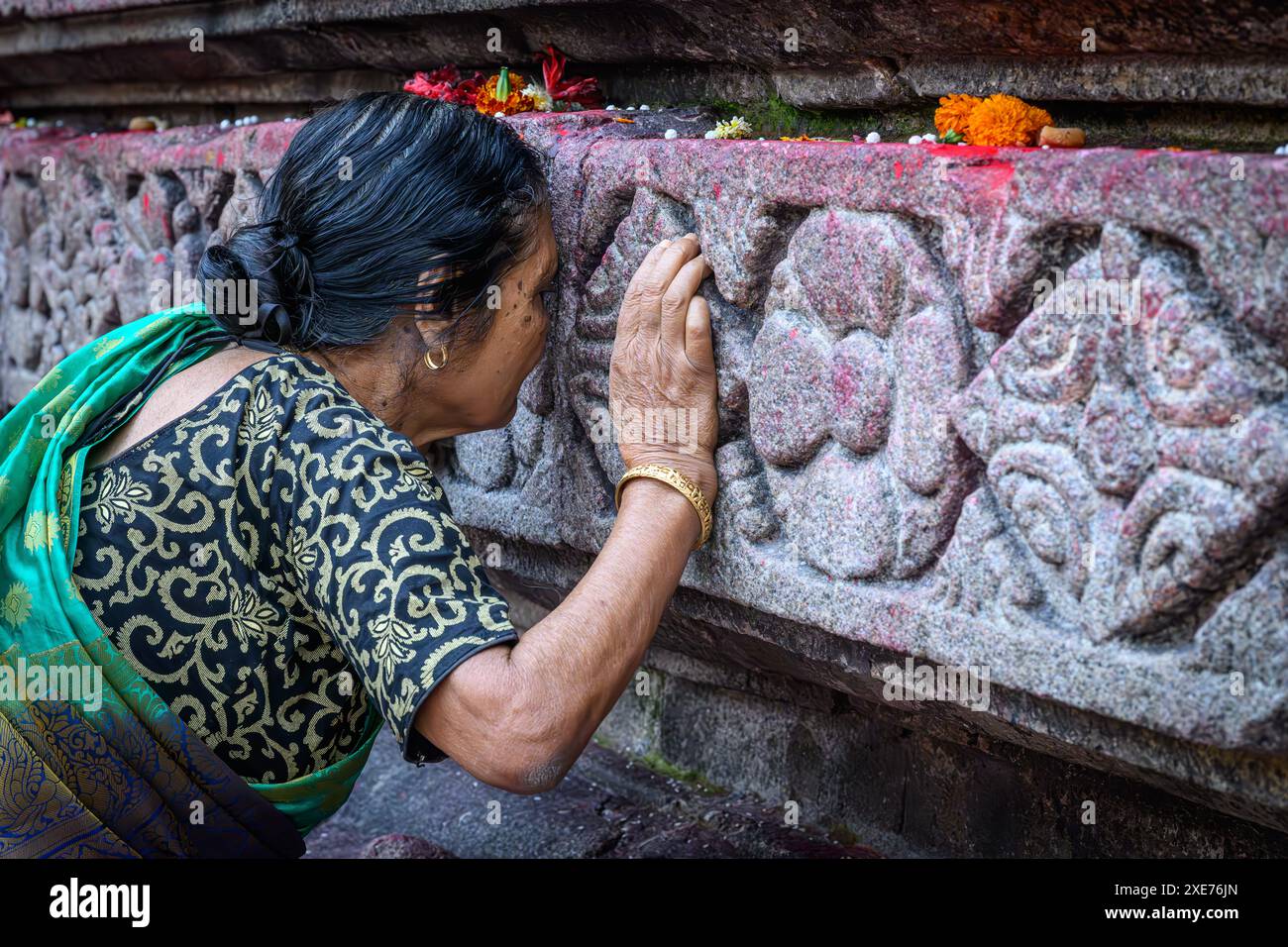 Indian woman praying temple hi-res stock photography and images - Alamy