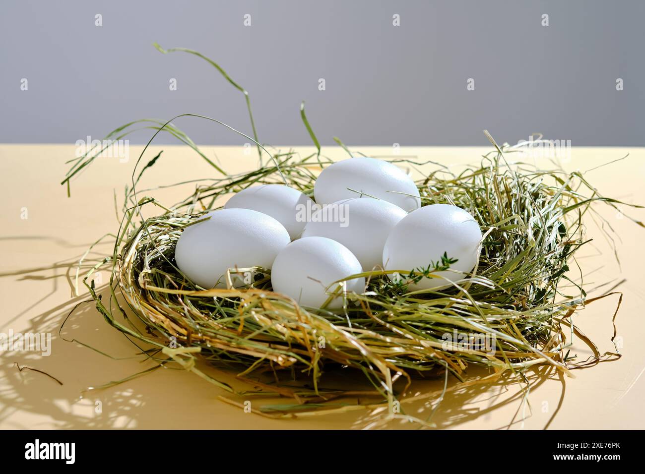 Farm eggs in grass hi-res stock photography and images - Alamy