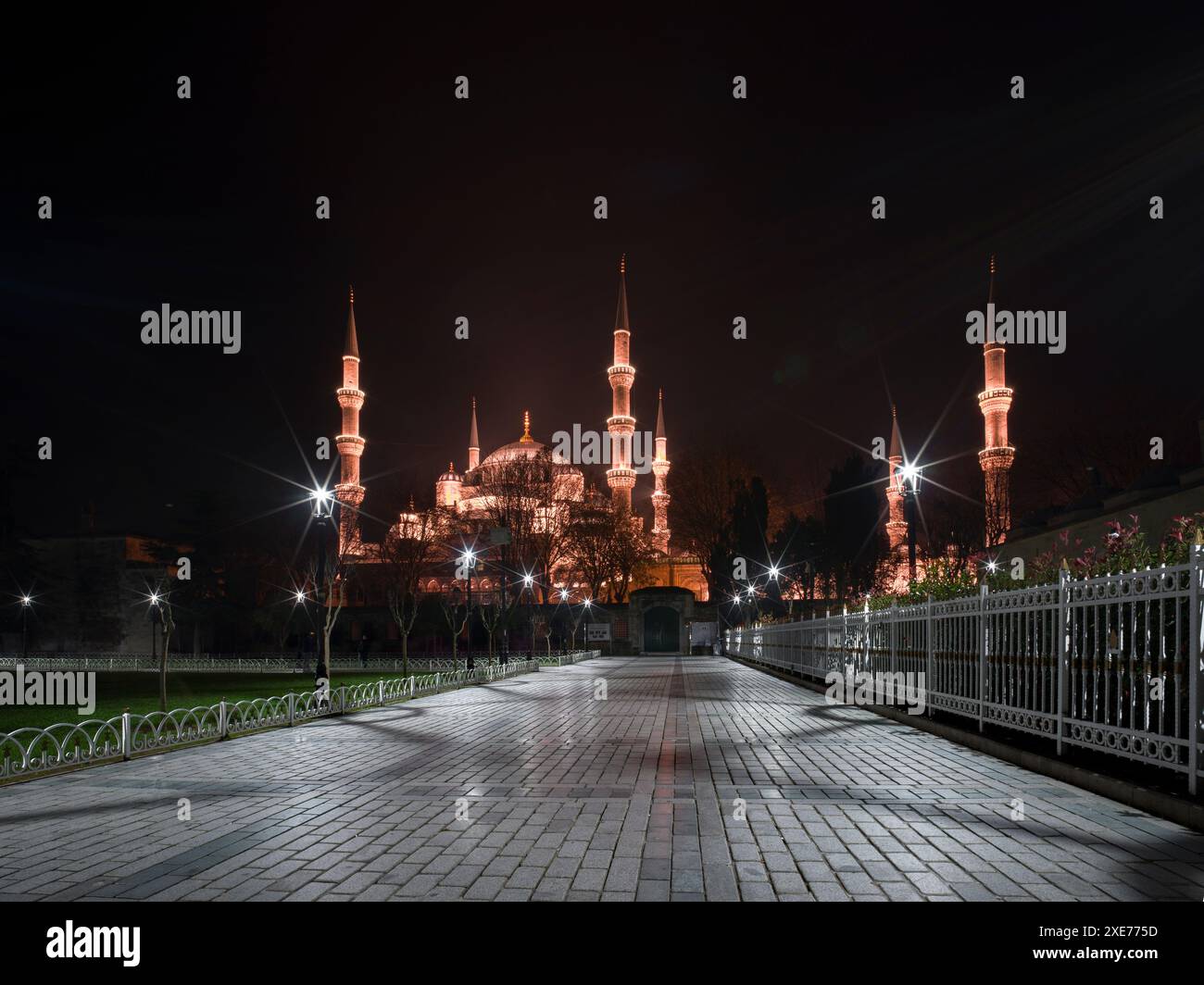 Sultanahmet Camii (Blue Mosque) illuminated at night, UNESCO World ...