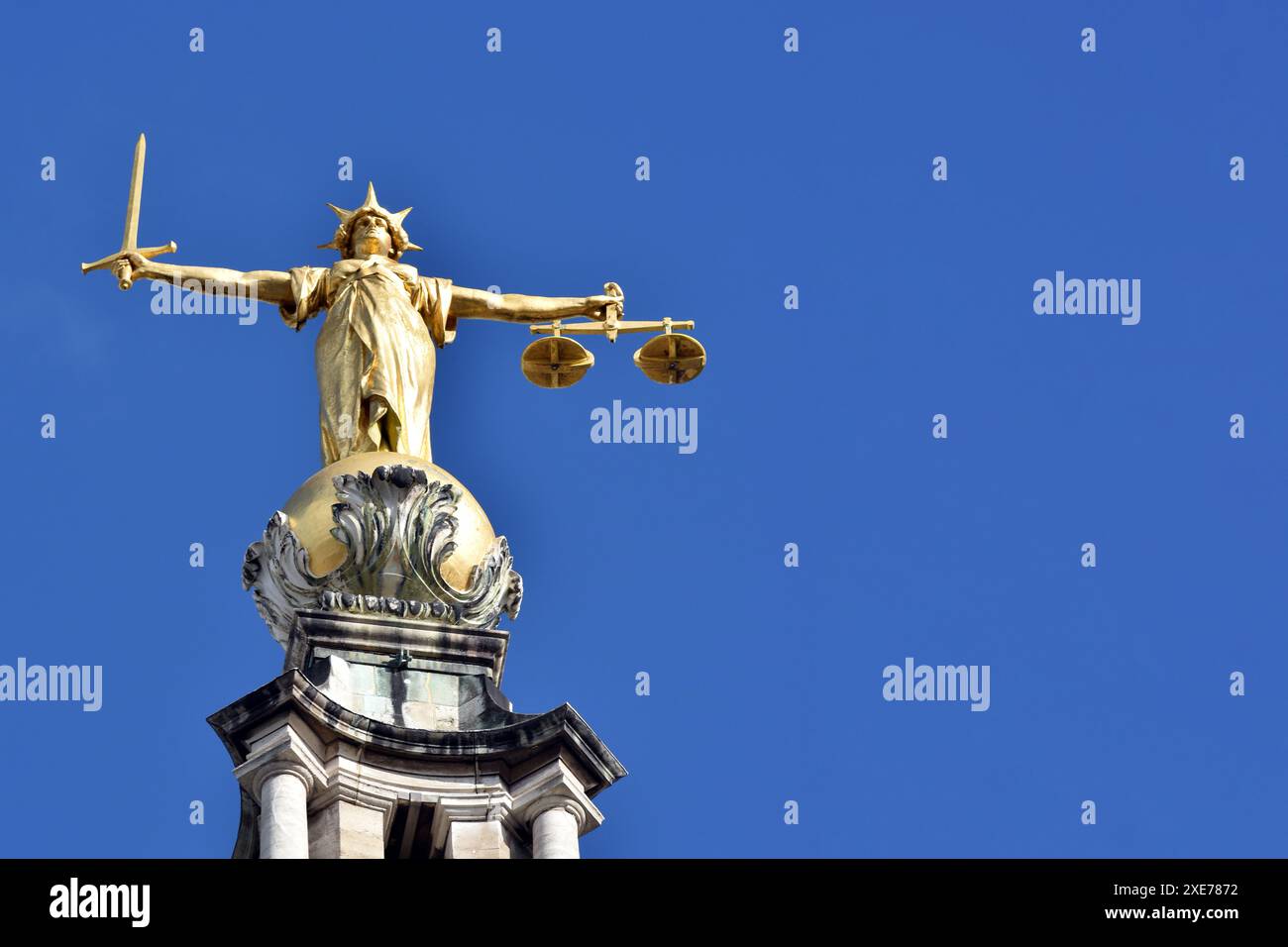 Statue of Justice, Old Bailey, Central Criminal Court, London, England ...