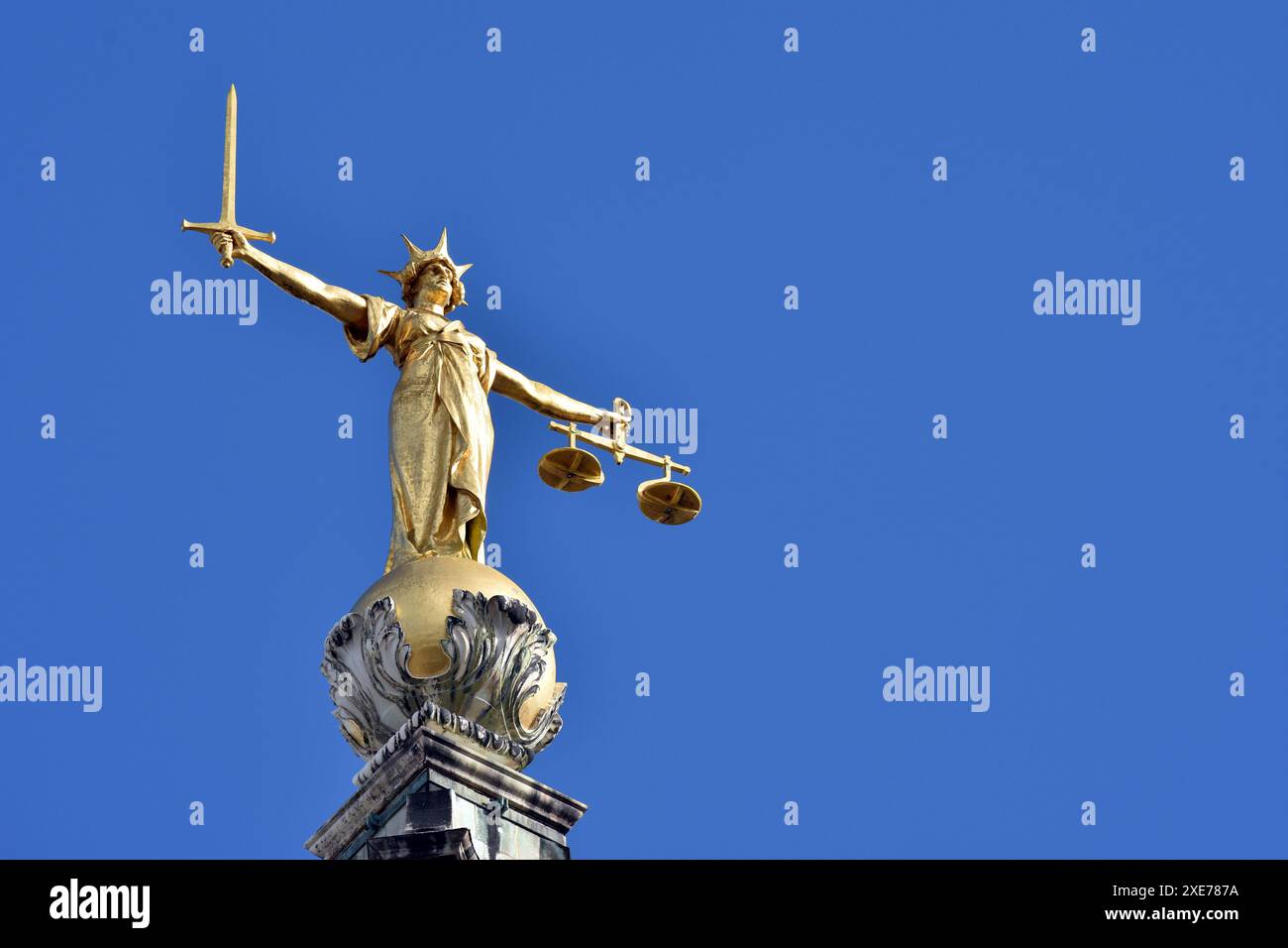 Statue of Justice, Old Bailey, Central Criminal Court, London, England ...
