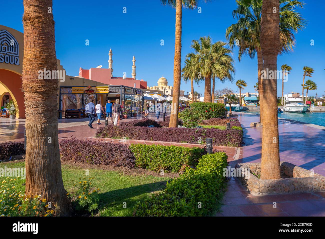 View of waterfront and mosque in Hurghada Marina and Al Mina Mosque in ...