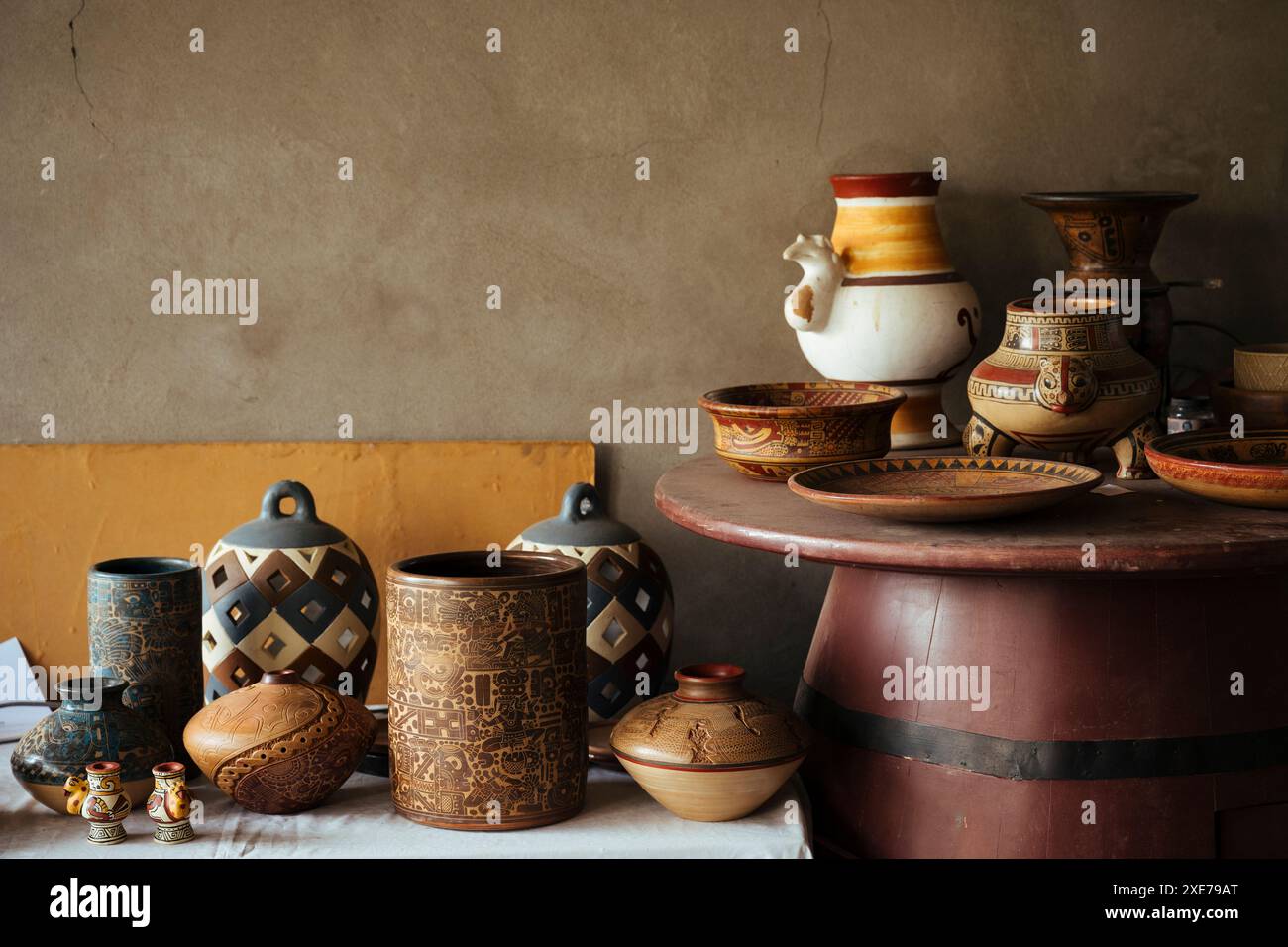 Pottery on display, San Juan de Oriente, Maseta Central, Nicaragua ...