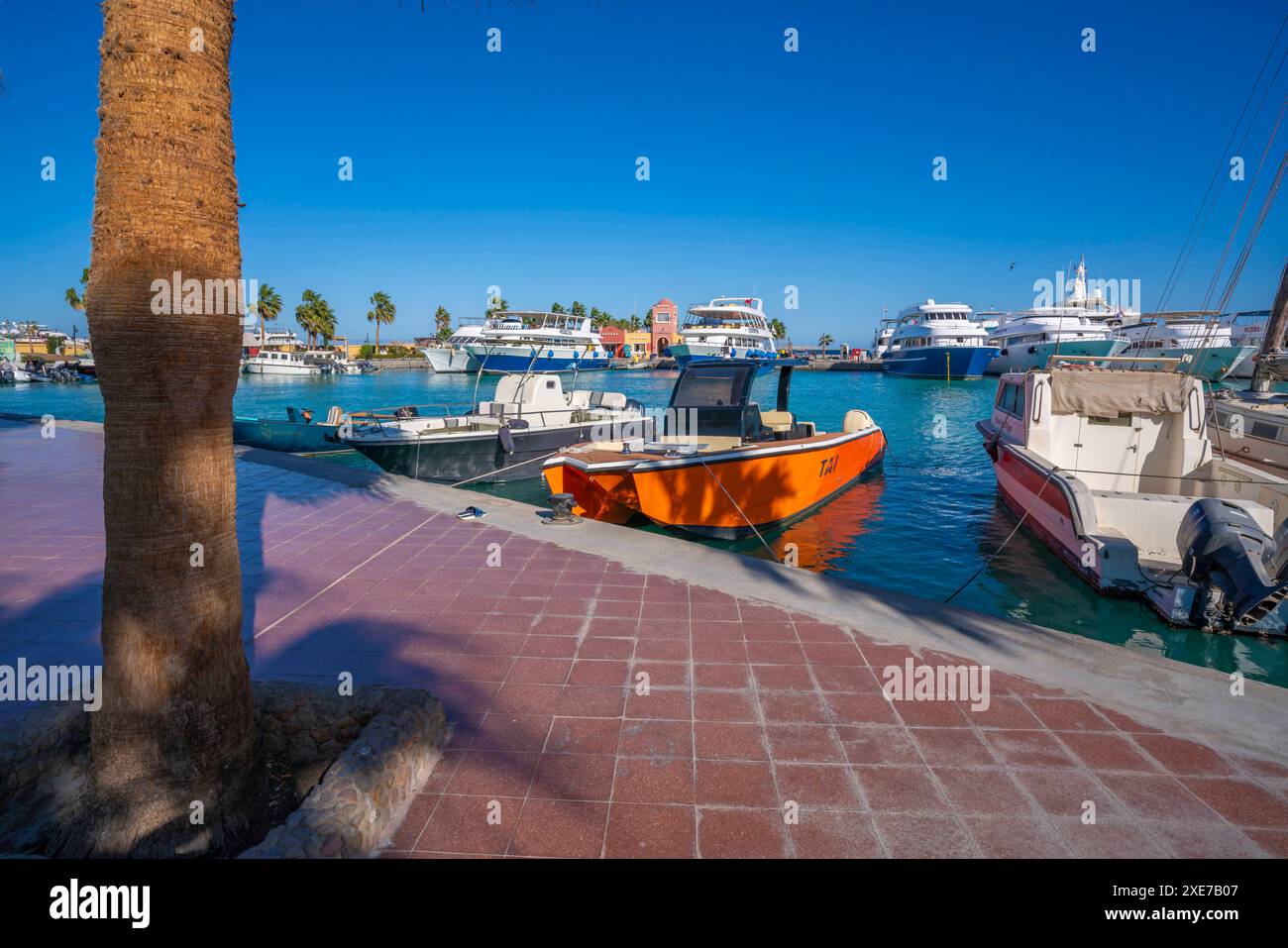 View of boats and colourful Harbour Office in Hurghada Marina, Hurghada ...