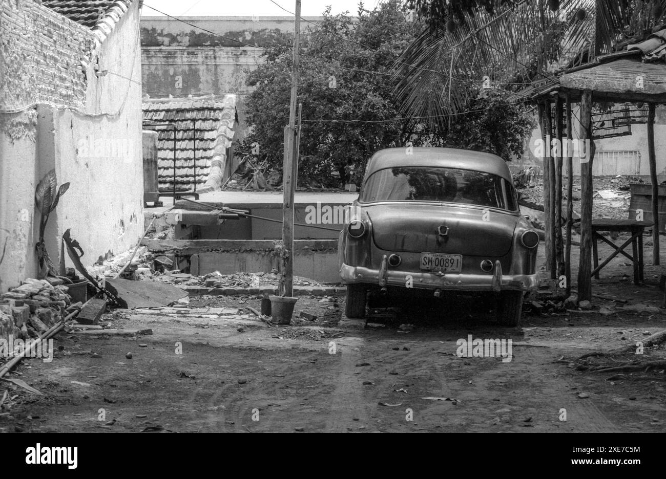 2001 black & white archive photograph of old American car in the small ...