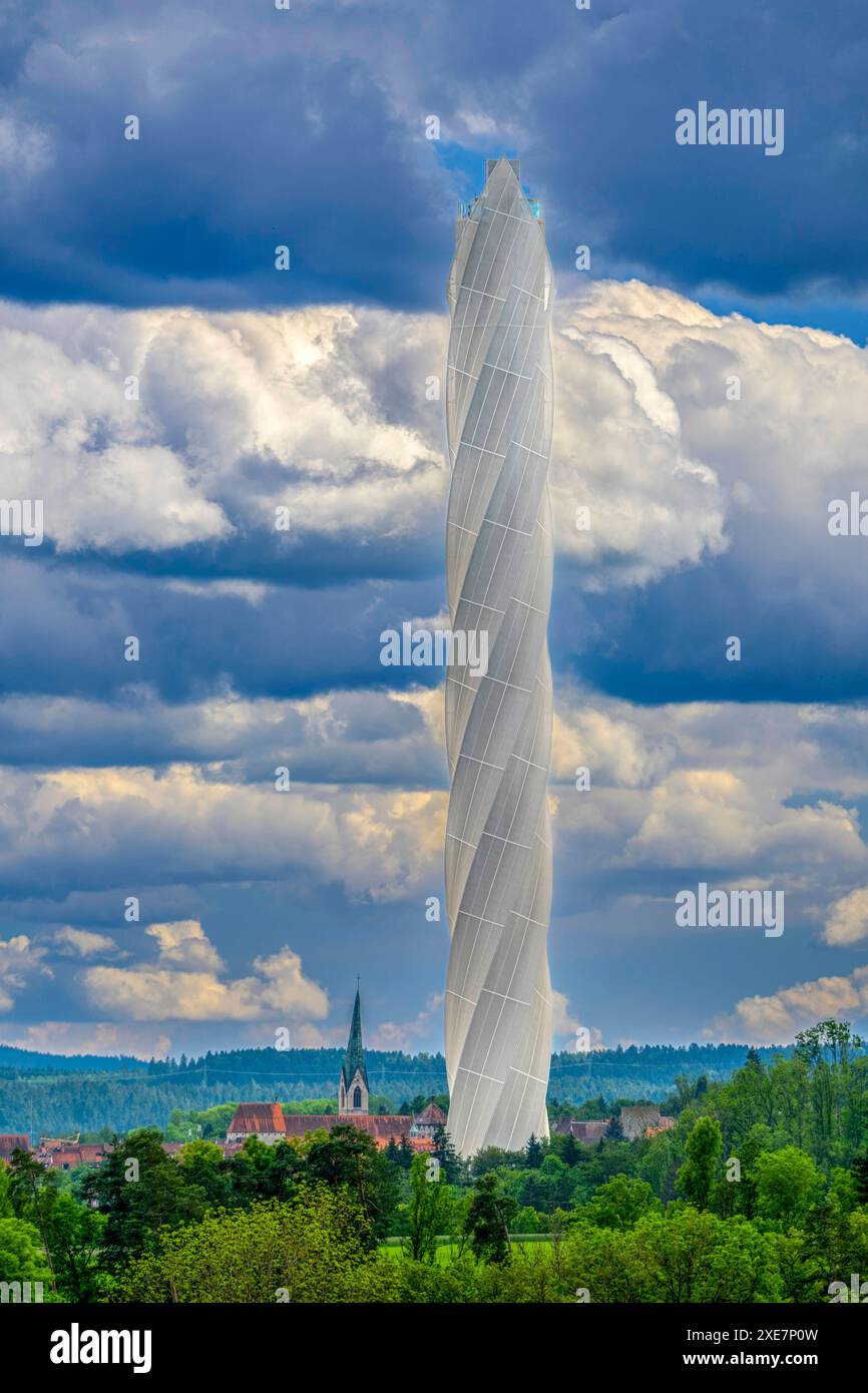 Der TK-Elevator-Testturm in Rottweil neben einem Kirchturm. Der 246 ...