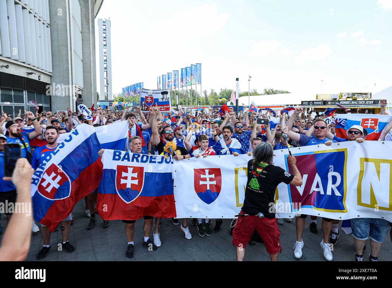 Slowakische Fans feiern vor dem Spiel am Stadioneingang GER, Slovakia ...