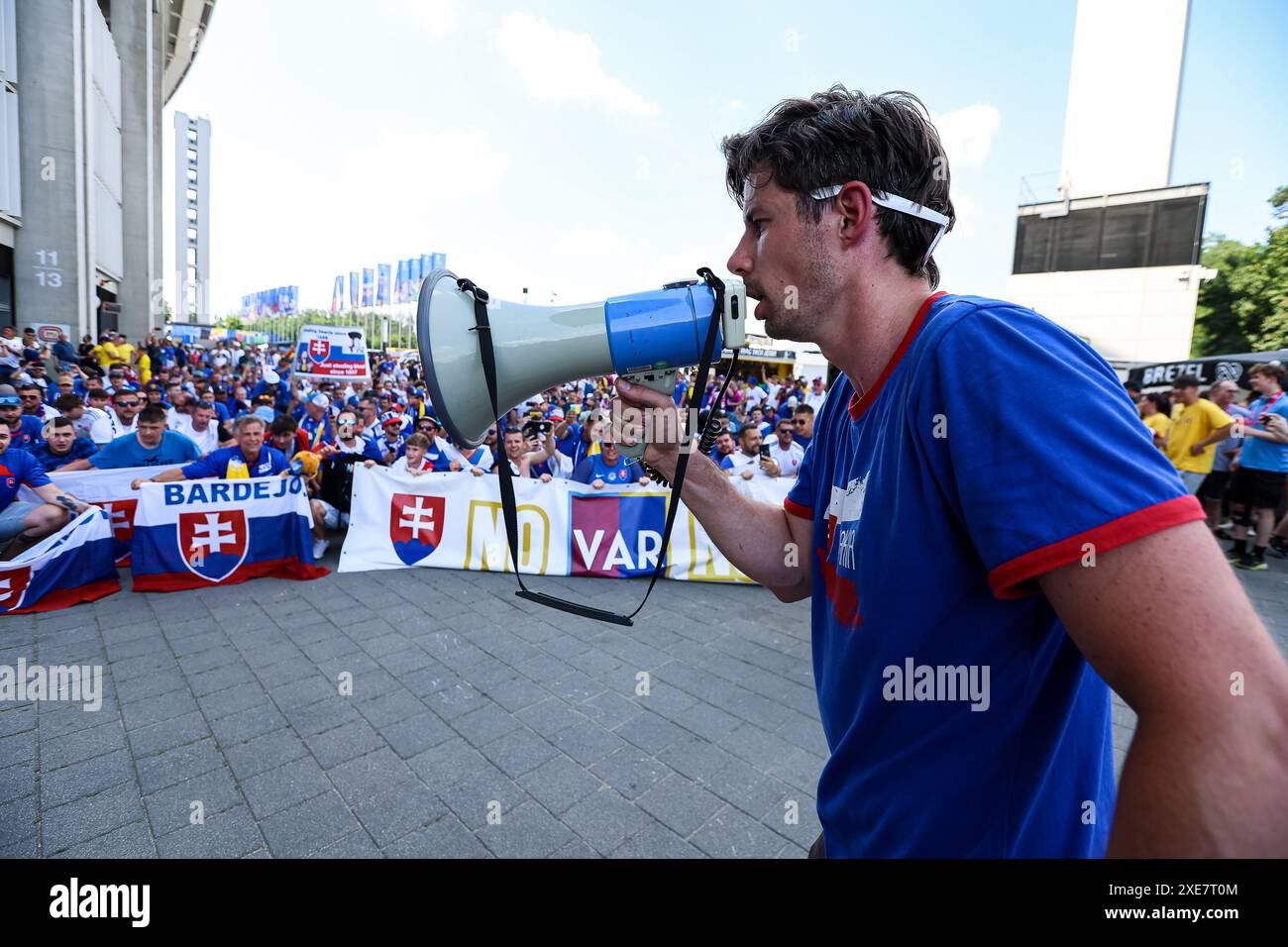 Slowakische Fans feiern vor dem Spiel am Stadioneingang GER, Slovakia ...