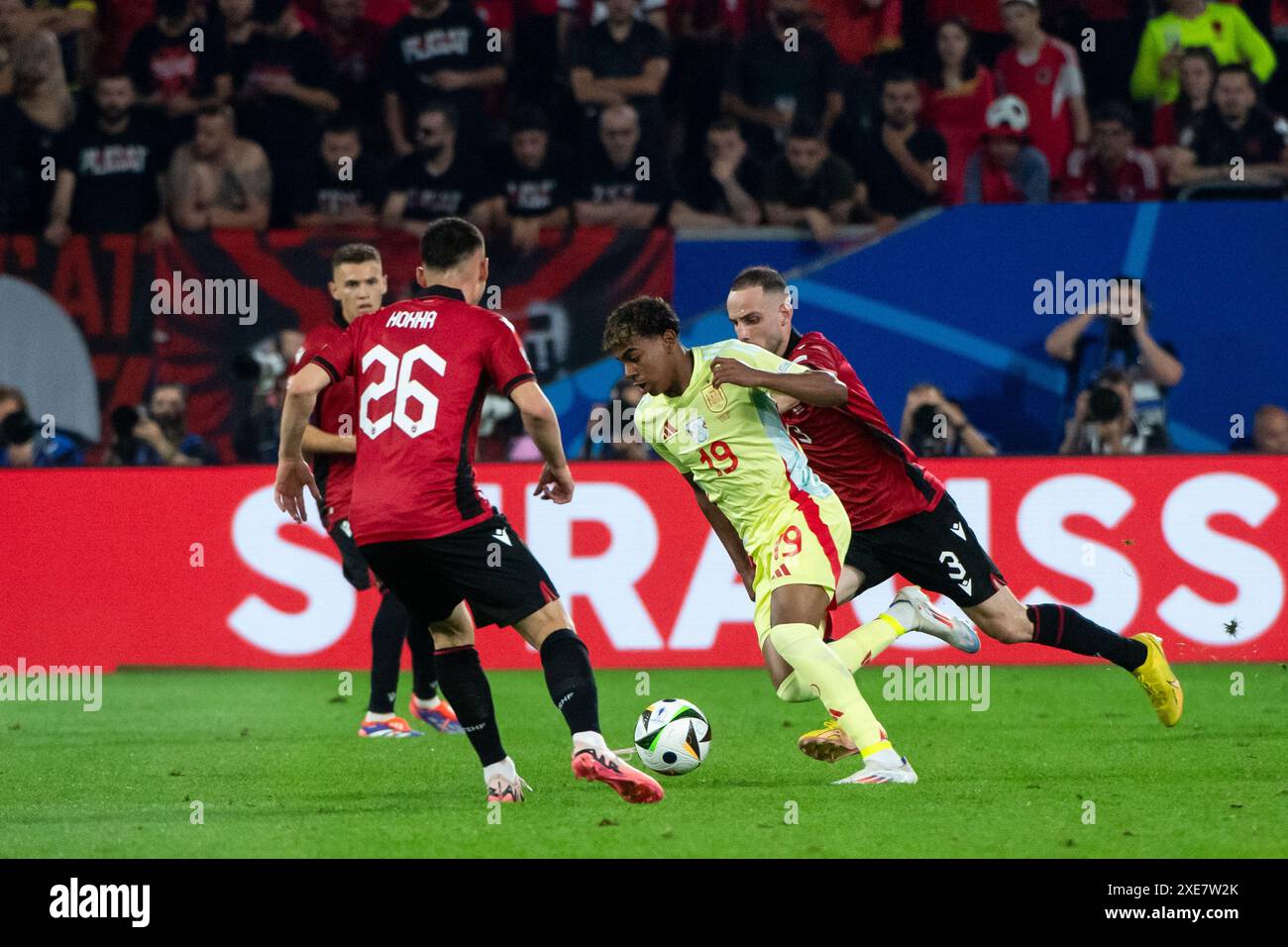 Lamine Yamal (Spanien, #19) im Zweikampf mit Mario Mitaj (Albanien, #03 ...