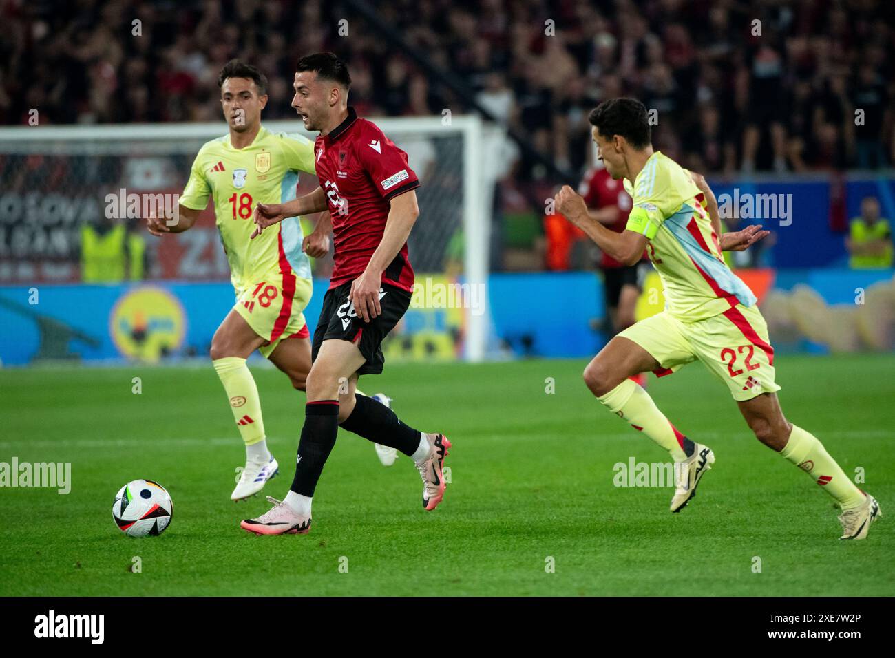 Arber Hoxha (Albanien, #26) im Zweikampf mit Jesus Navas (Spanien, #22 ...