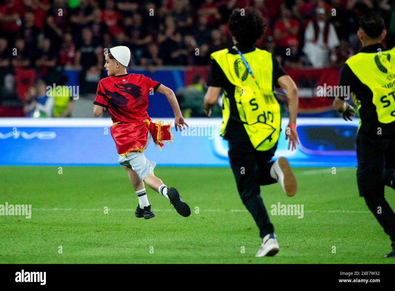 Flitzer aus Albanien wird von Ordnern verfolgt, GER, Albania (ALB) vs ...