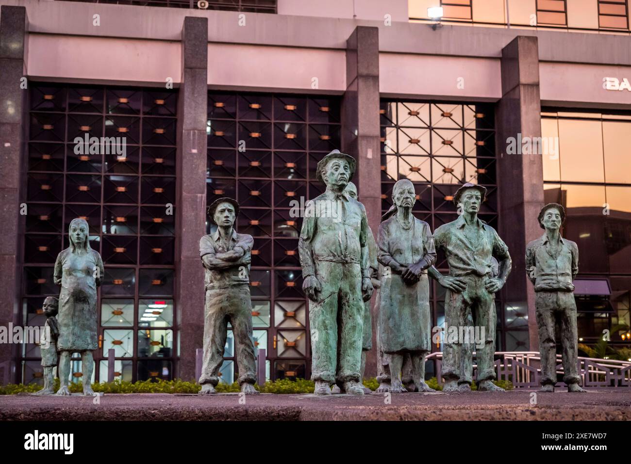 Statues in front old building hi-res stock photography and images - Alamy