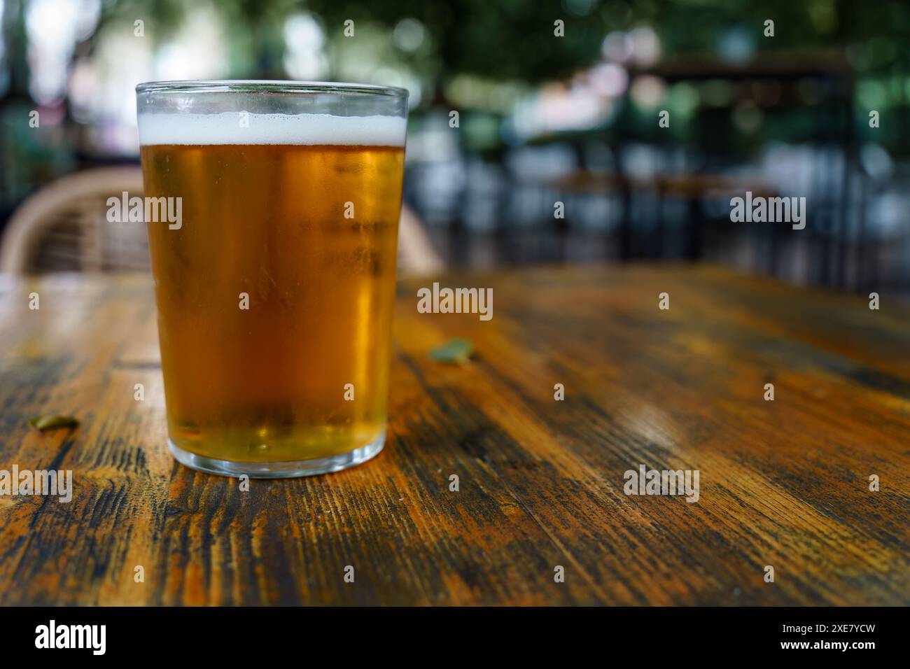 Full restaurant table hi-res stock photography and images - Alamy