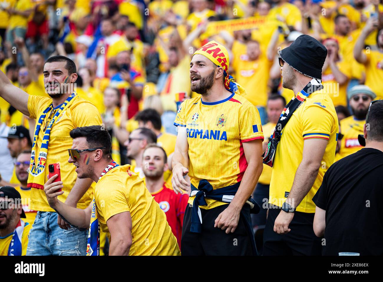 Rumaenische Fans GER, Slovakia (SVK) vs. Romania (ROU), Fussball ...