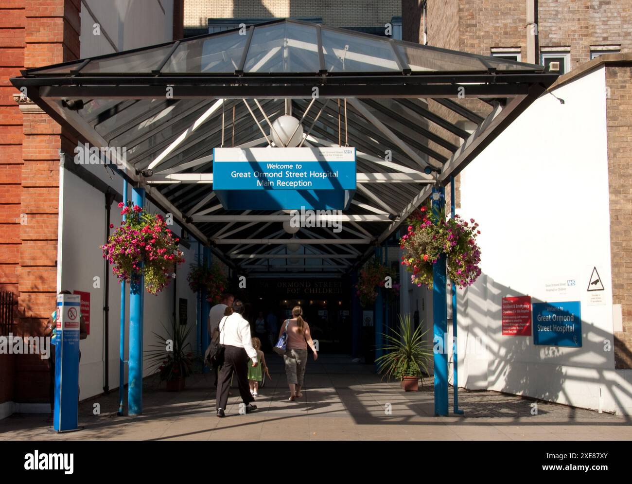Great ormond street hospital entrance hi-res stock photography and ...