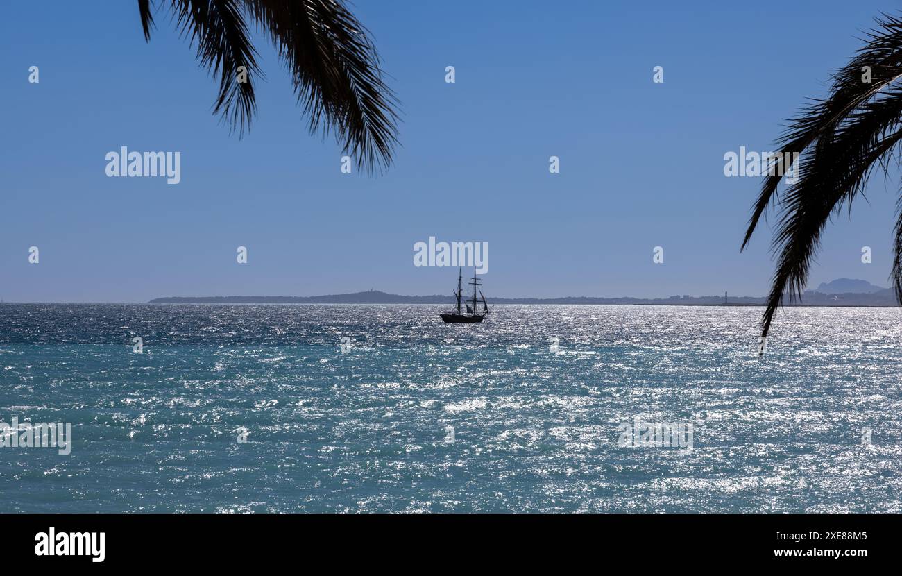 Pirate ship sailing on sea hi-res stock photography and images - Alamy