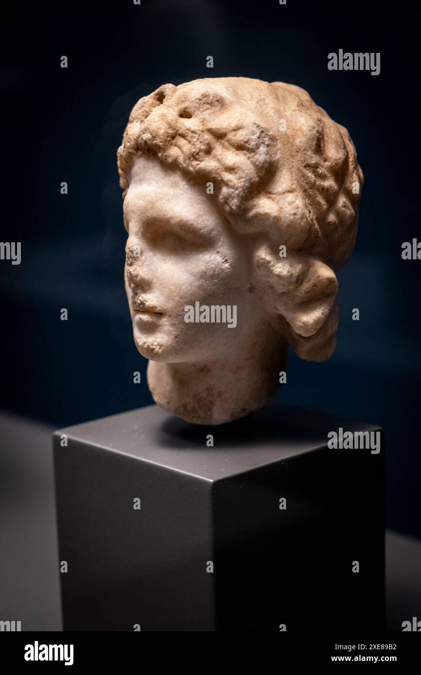 Egyptian art head in hi-res stock photography and images - Alamy