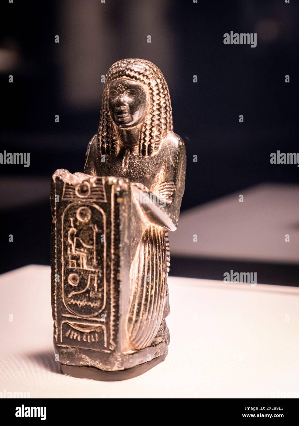 Egyptian scribe statue hi-res stock photography and images - Alamy