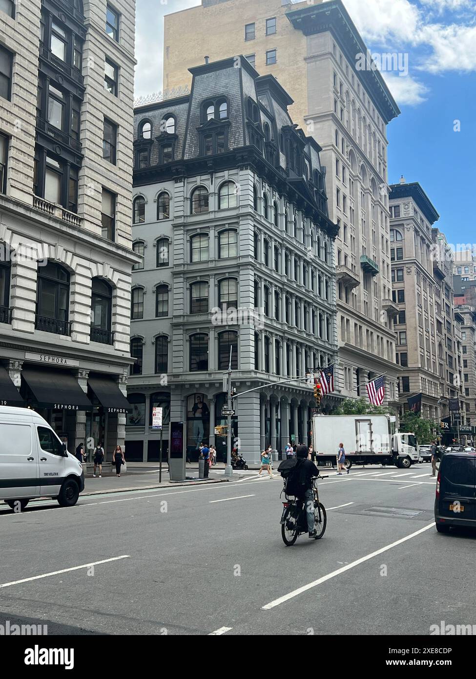 Looking south along 5th Avenue in the Flatiron neighborhood past ...
