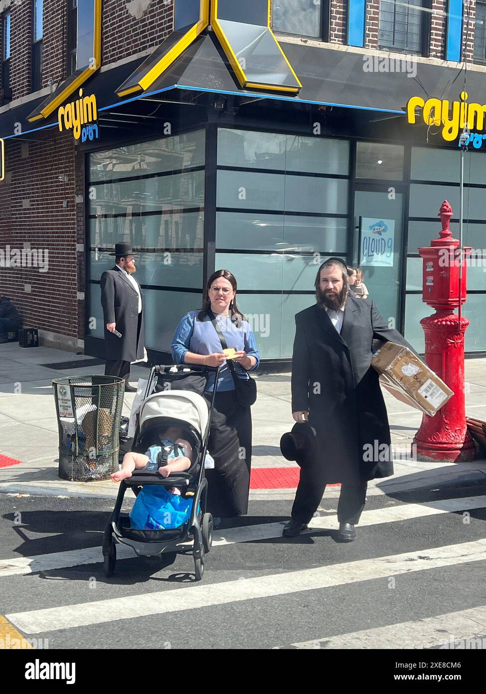 Borough park brooklyn orthodox jewish hi-res stock photography and ...