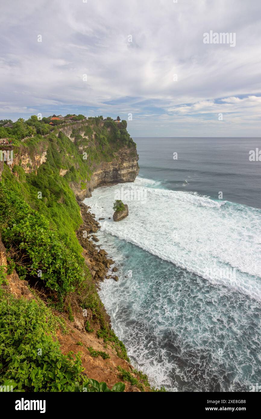 Uluwatu Temple, Balinese Hindu sea temple, waves and cliffs in Uluwatu ...