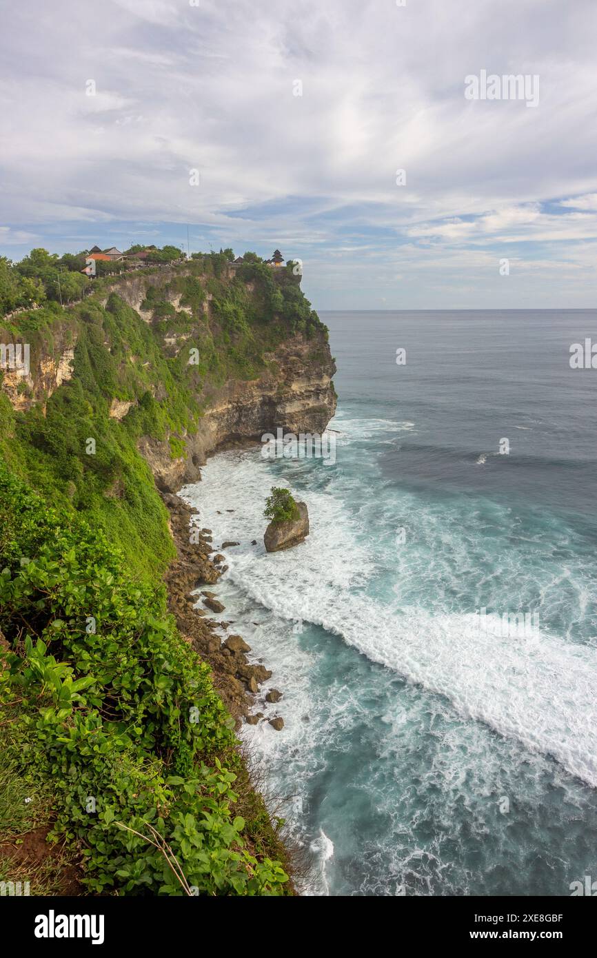 Uluwatu Temple, Balinese Hindu sea temple, waves and cliffs in Uluwatu ...