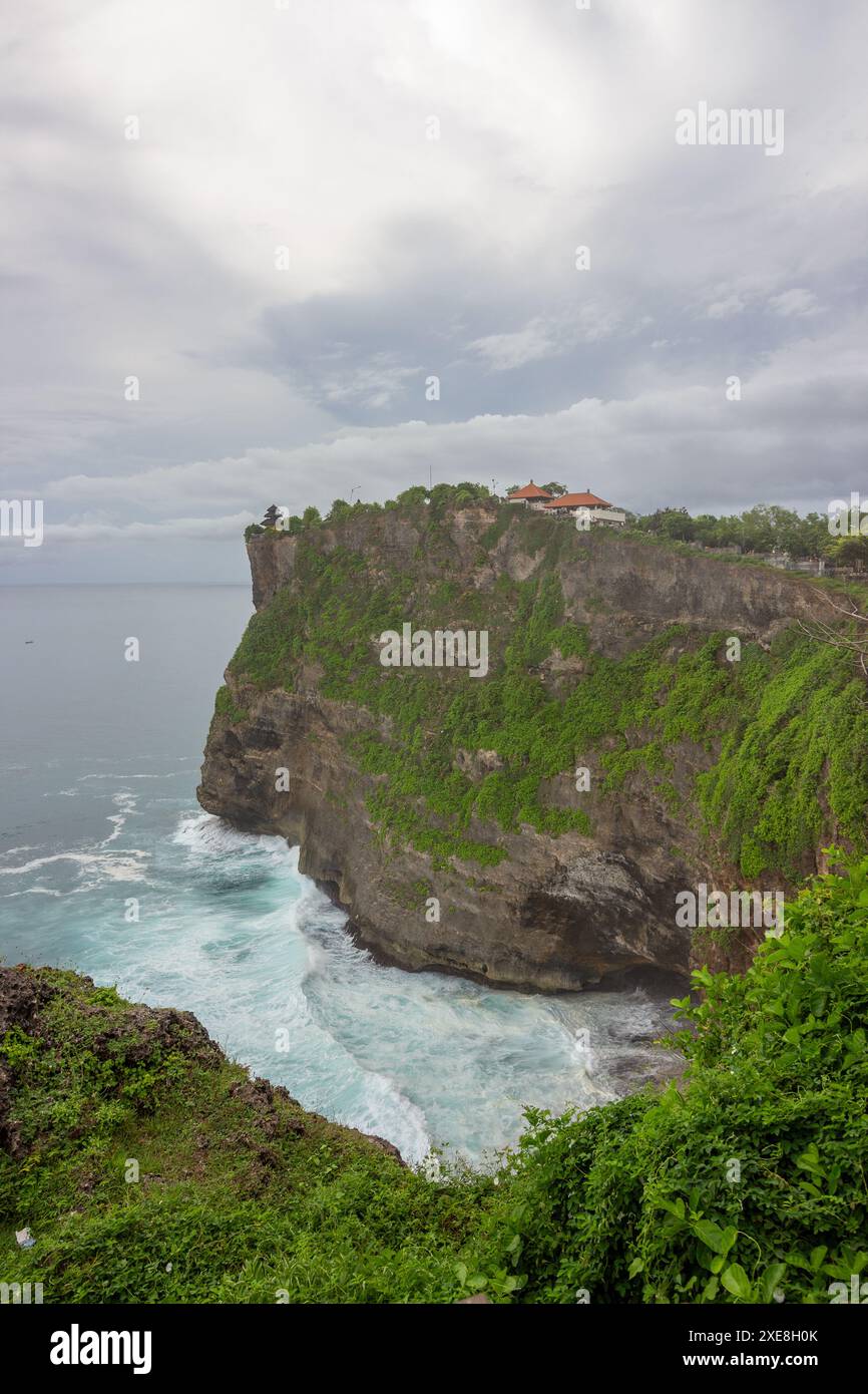 Uluwatu Temple, Balinese Hindu sea temple, waves and cliffs in Uluwatu ...