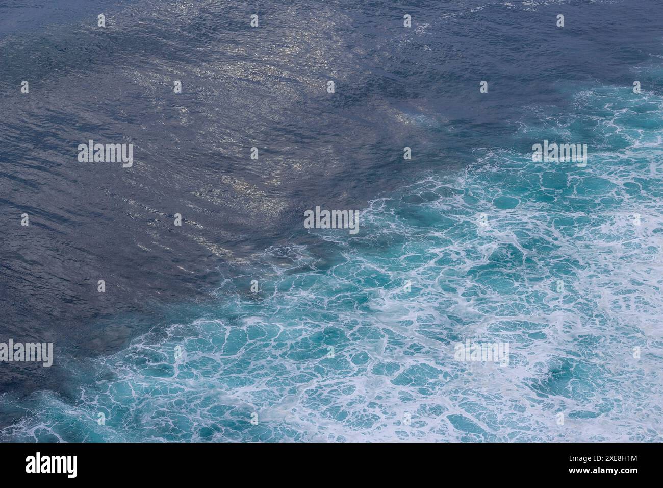 Aerial view ocean spray splashes hi-res stock photography and images ...
