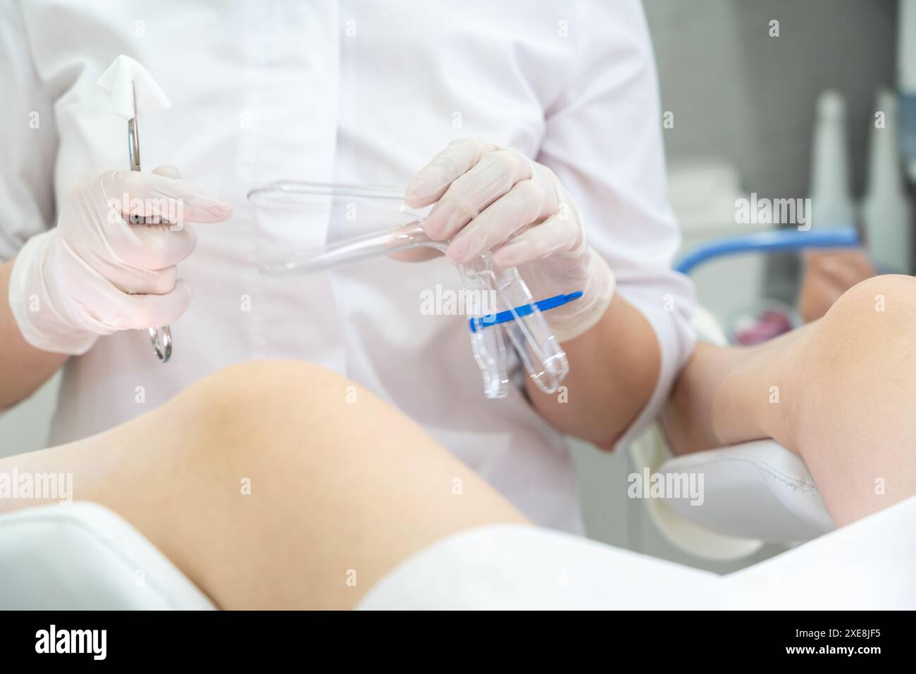 Female legs front hi-res stock photography and images - Alamy