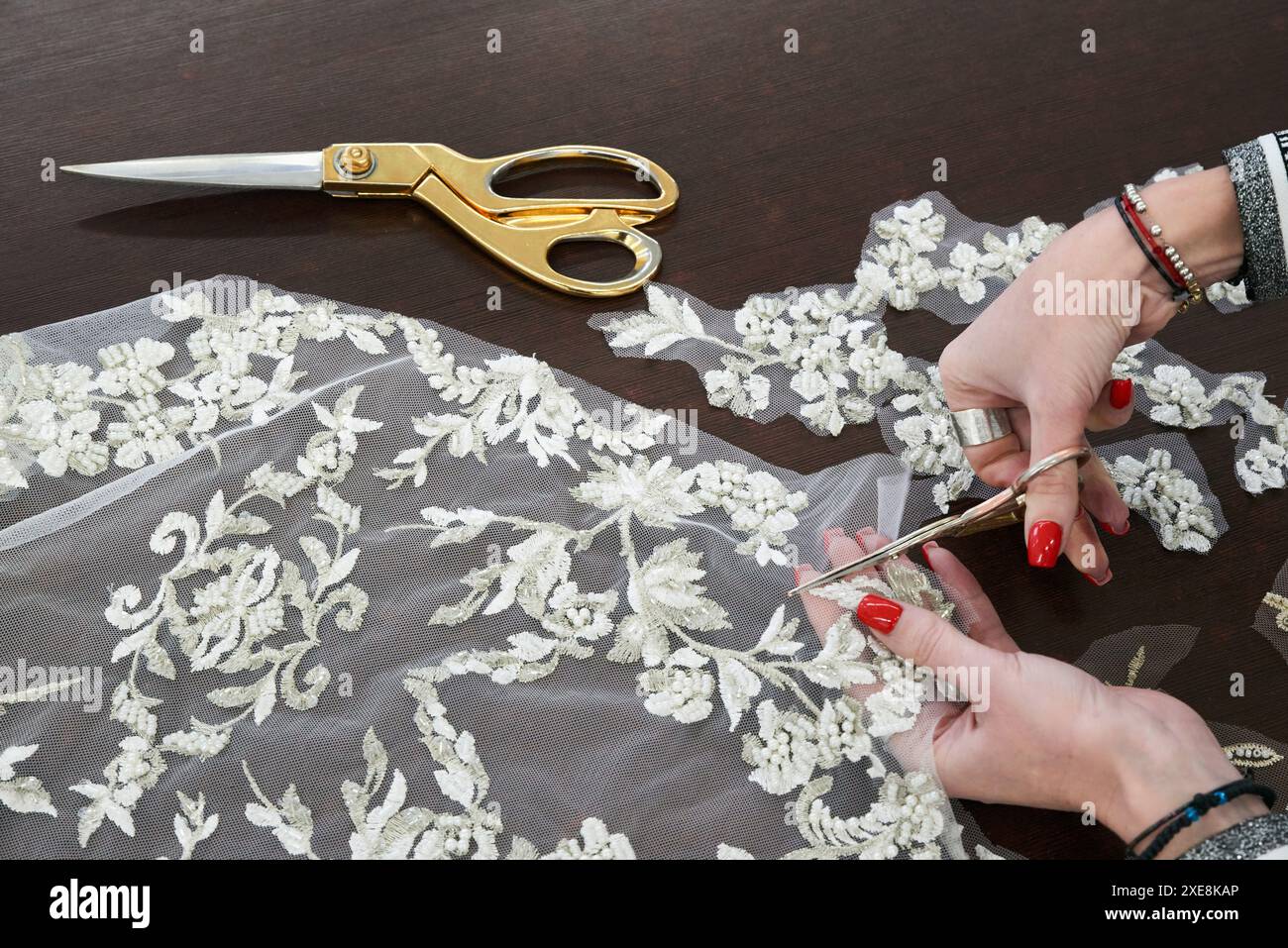Hand cutting pattern fabric hi-res stock photography and images - Alamy