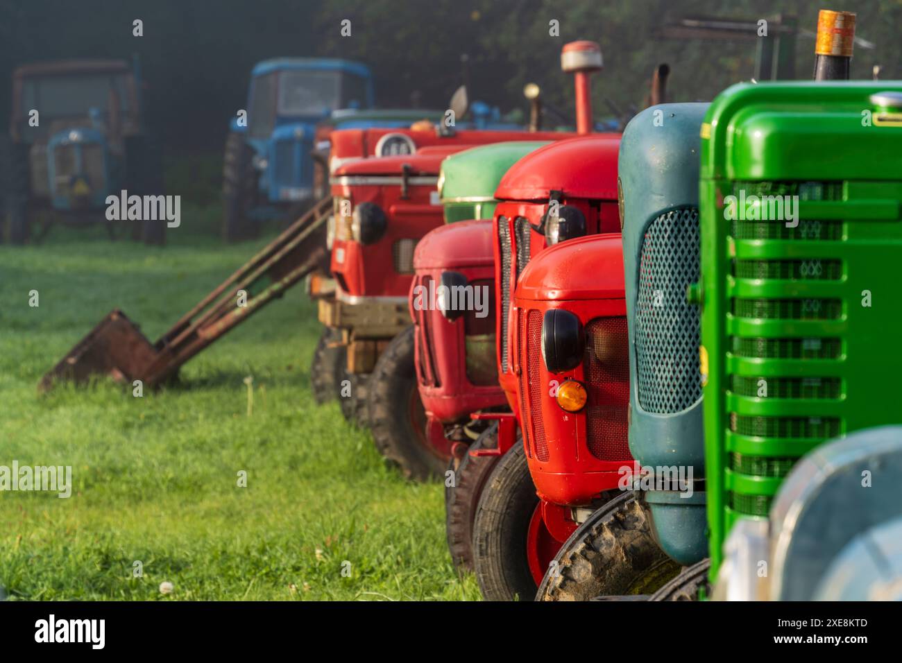 Old farm tractor Stock Photo - Alamy
