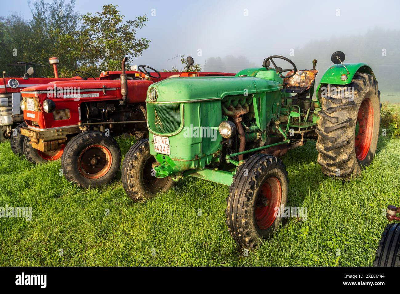 Old farm tractor Stock Photo - Alamy
