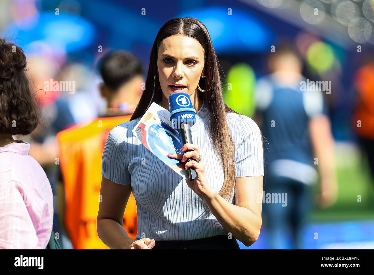 Esther Sedlaczek ARD Moderatorin GER, Slovakia (SVK) vs. Romania (ROU ...