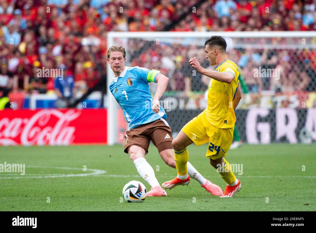 Kevin de Bruyne (Belgien, #07) im Zweikampf mit Oleksandr Tymchyk ...
