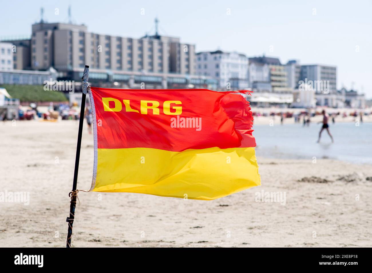 Borkum, Germany. 26th June, 2024. A DLRG flag marks the guarded bathing ...