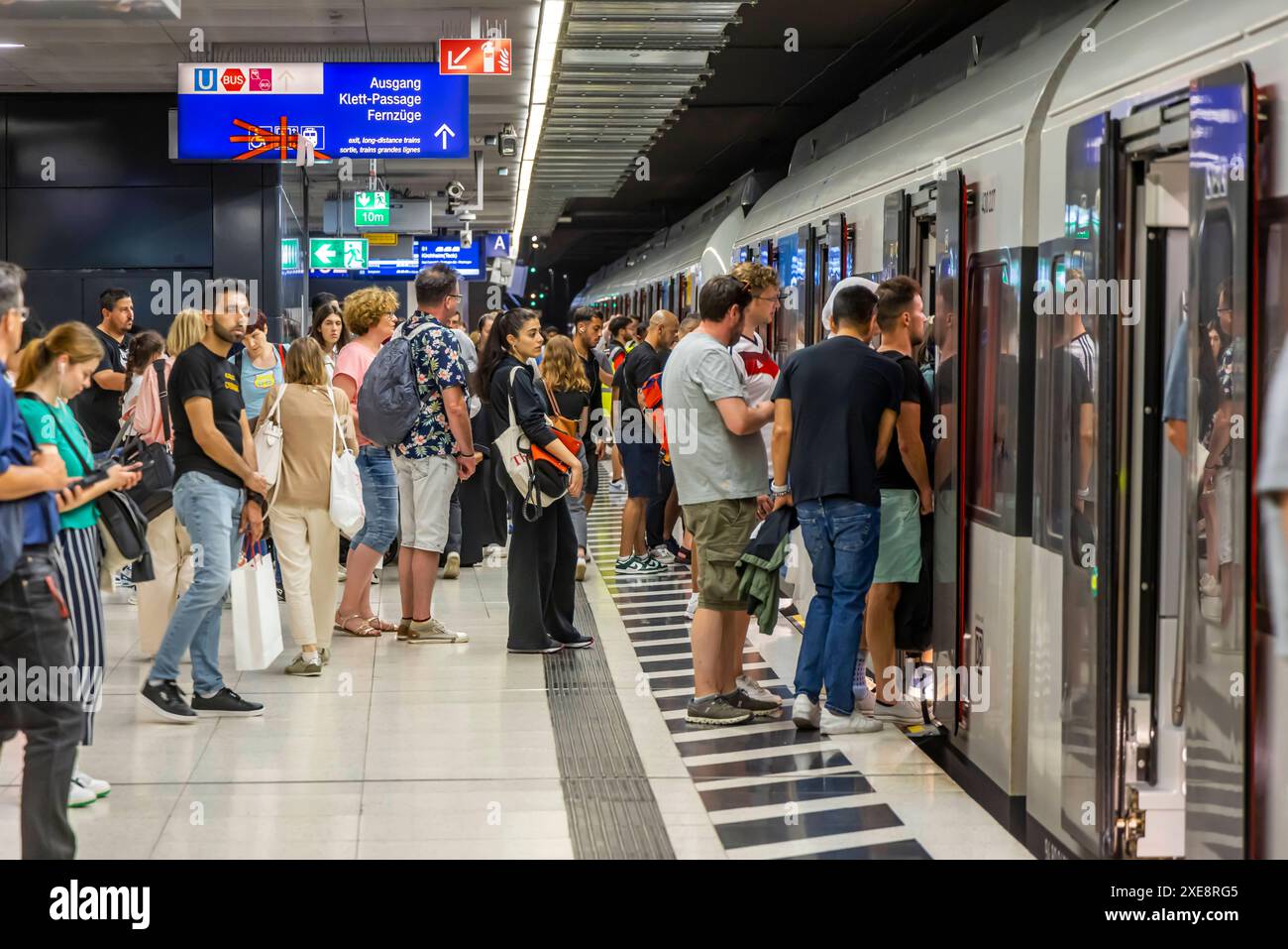 Hauptbahnhof Stuttgart. S-Bahn Bahnsteig. // 26.06.2024: Stuttgart ...