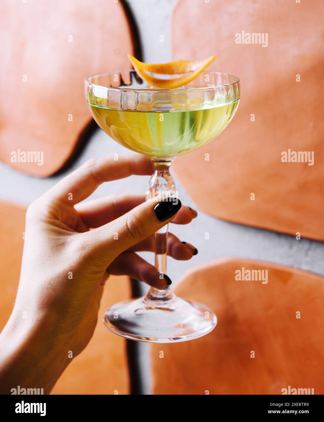 Apple martini with an apple garnish Stock Photo - Alamy